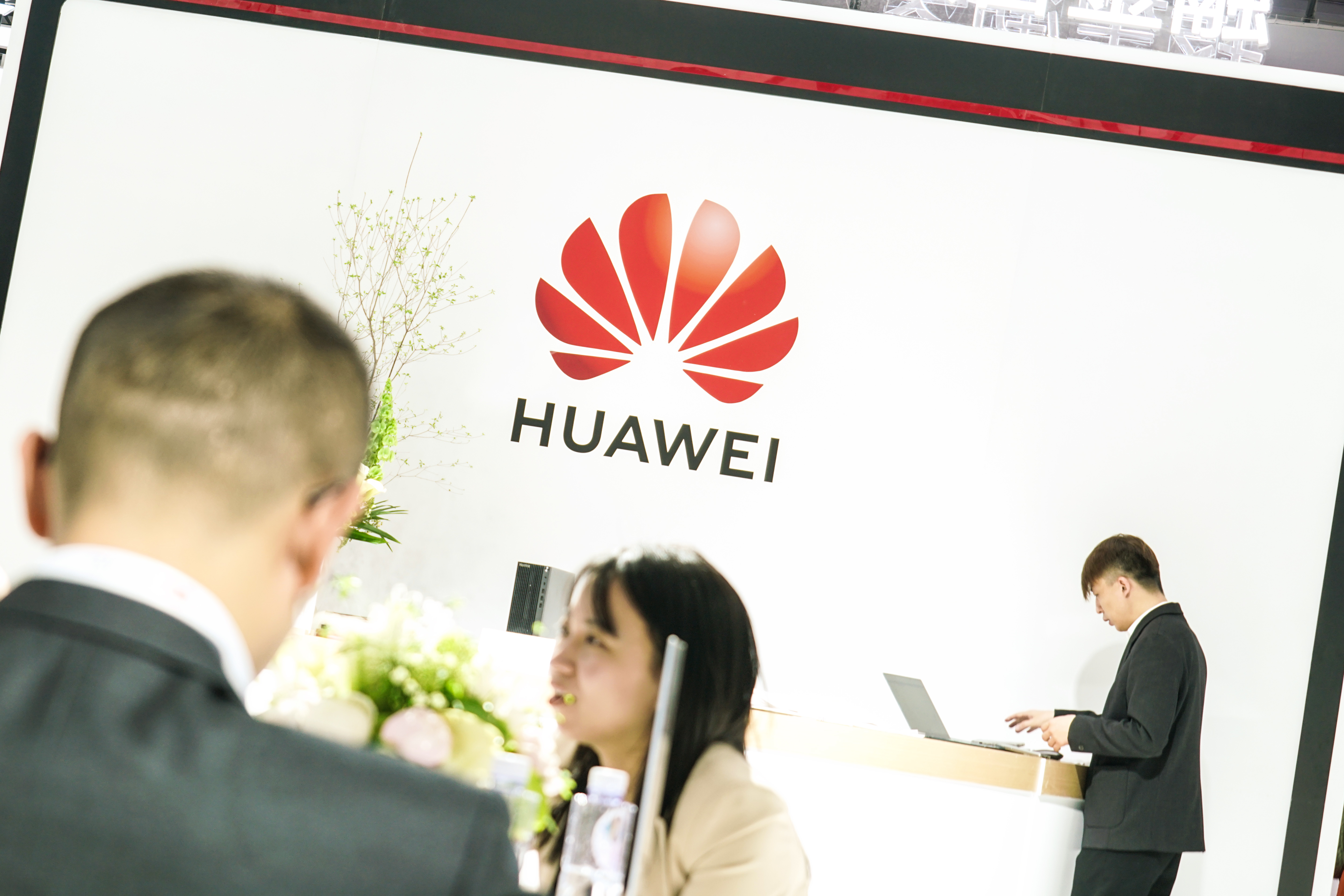 Giant Huawei looks to the little guys for growth-Jiemian Global