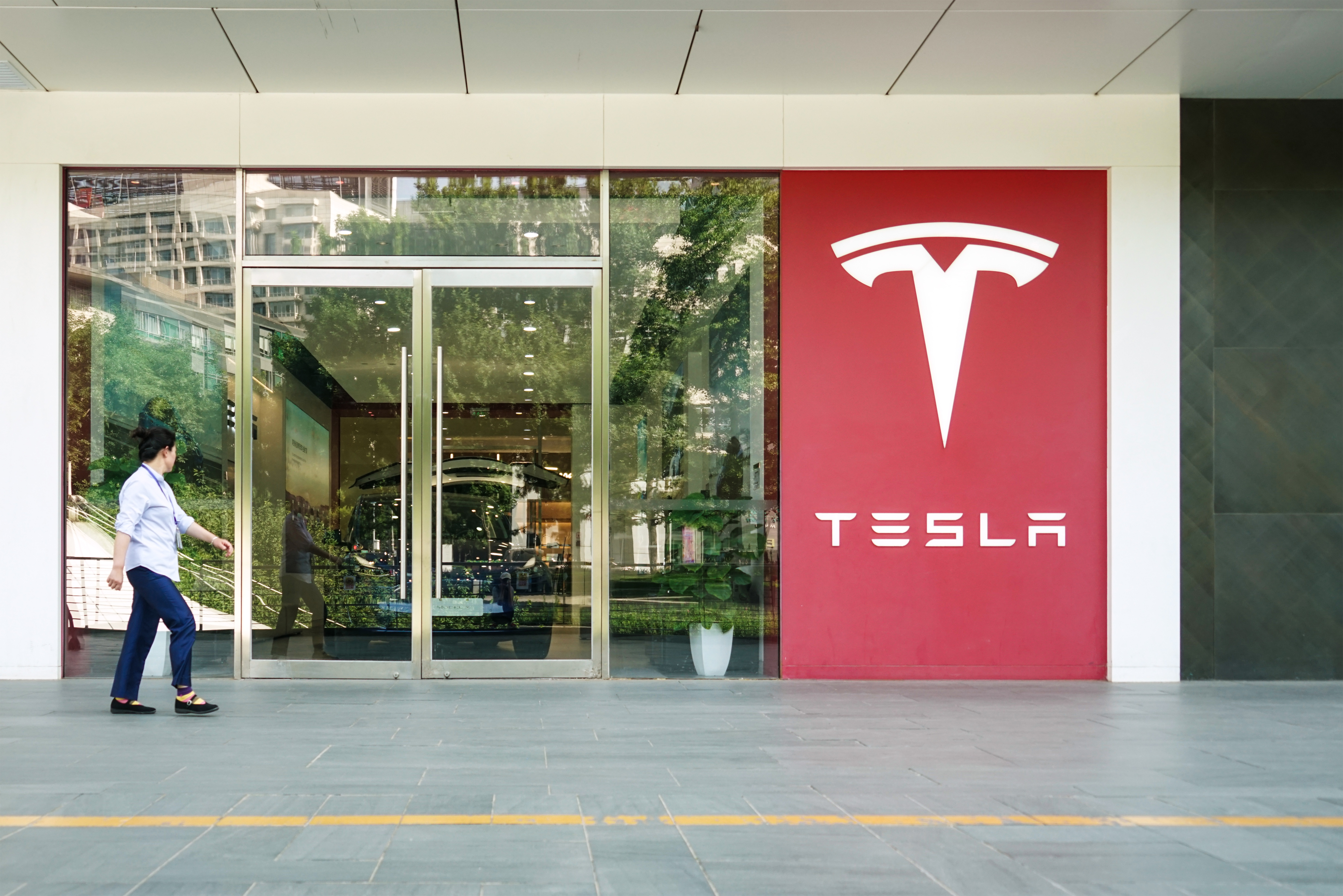 Out on its own - Tesla’s affordable EV faces empty landscape-Jiemian Global